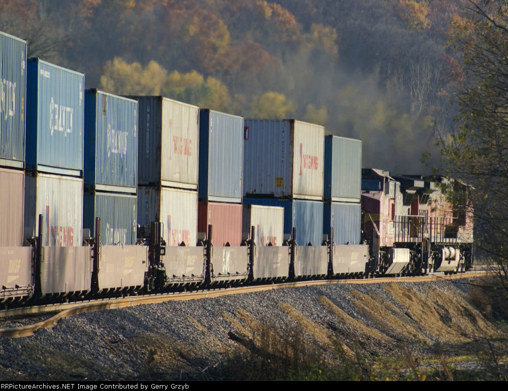 BNSF 4030 continues EB parade with double stacks